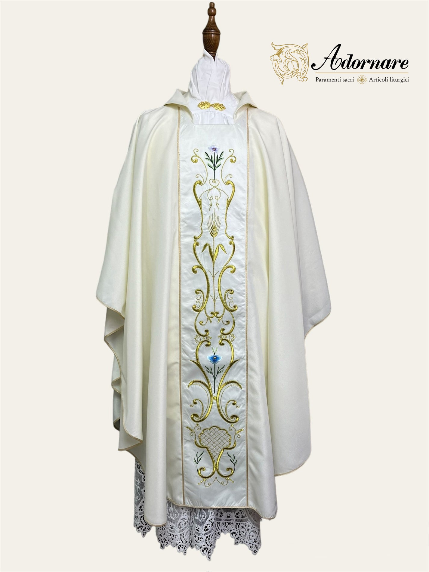 Gothic chasuble with machine embroidered panels / Casula con ricamo a ...