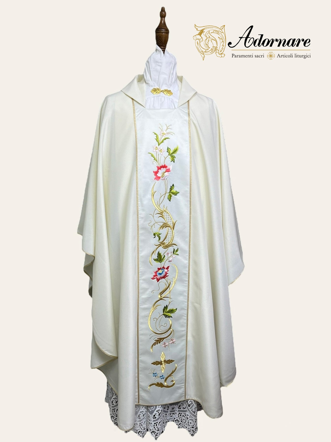 Gothic chasuble with machine embroidered panels / Casula con ricamo a ...
